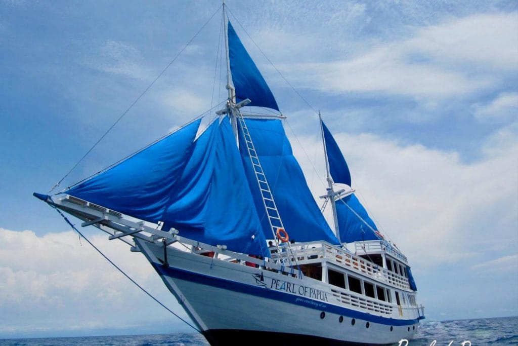 Indonesia Phinisi Cruise Liveaboard Packages I Indonesia Impression